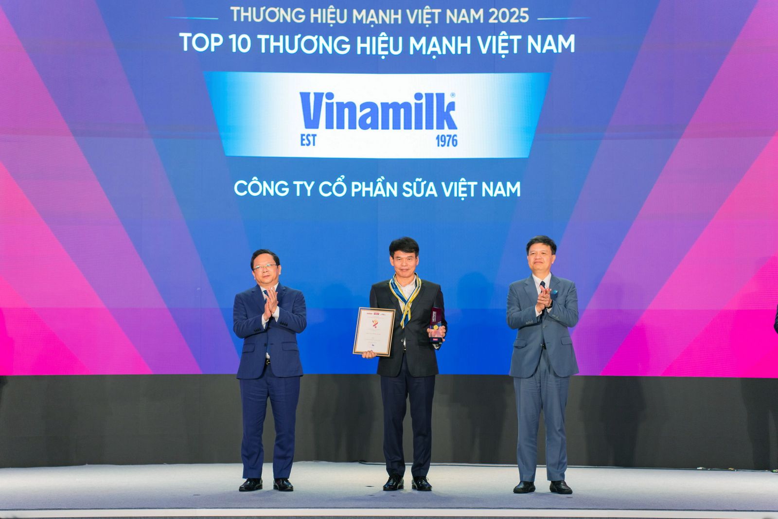 Vinamilk- Doanh nghiệp F&B duy nhất được vinh danh Top 10 Thương hiệu mạnh Việt Nam 2025 - Tạp ...
